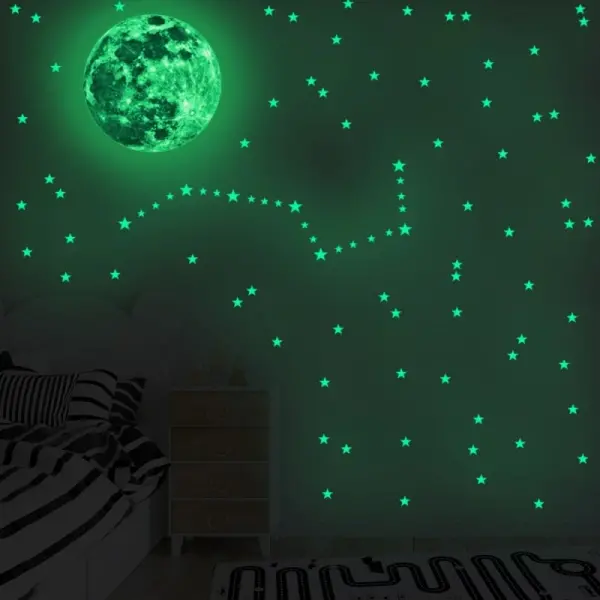 Selvlysende wallsticker med 166 stjerner og en fuldmåne.
